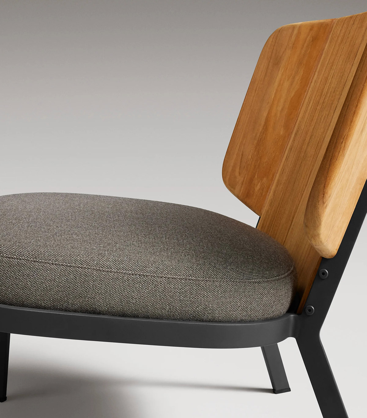 Low Fade Outdoor Lounge Chair